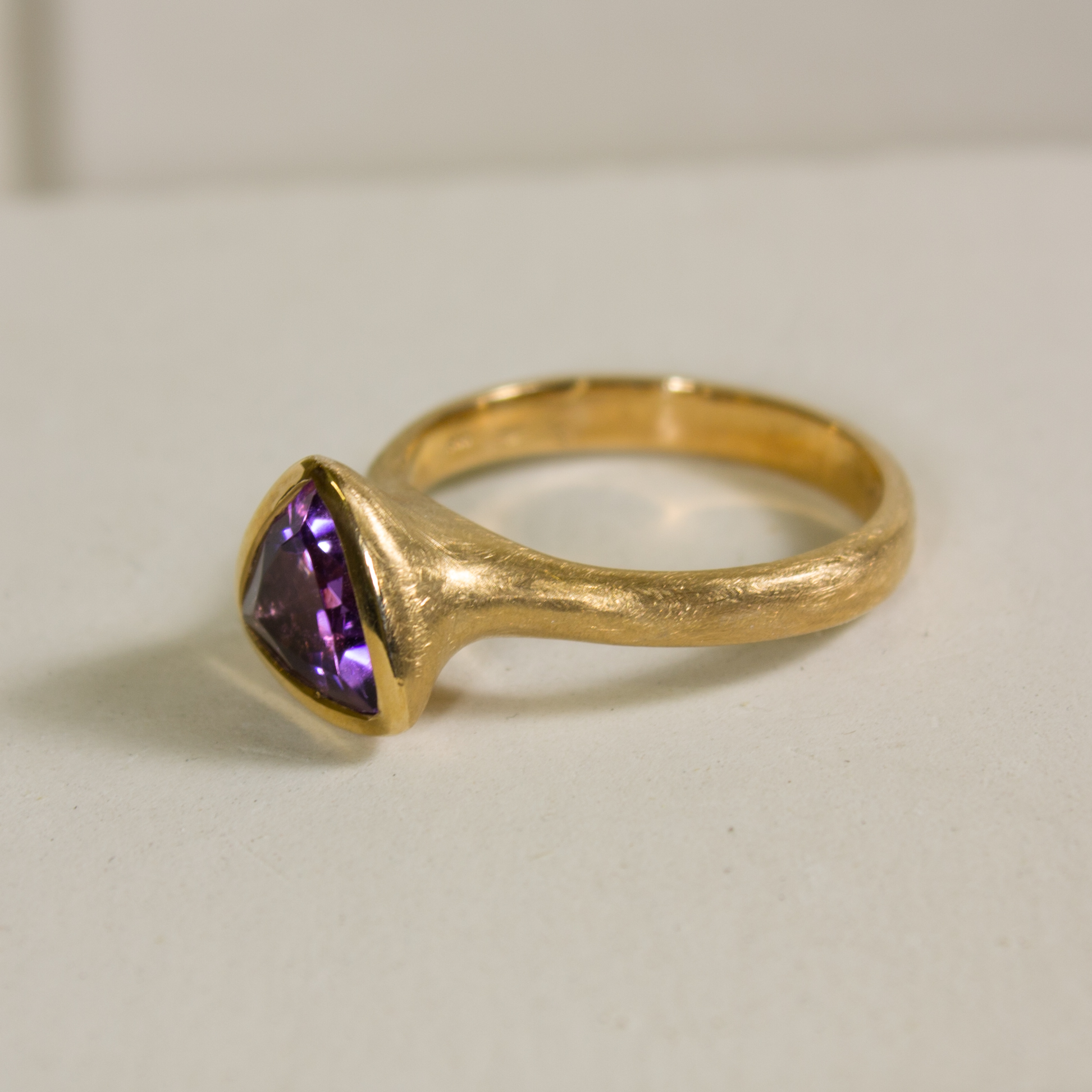 Rosegoldring mit Amethyststein - Goldschmiede Frechen